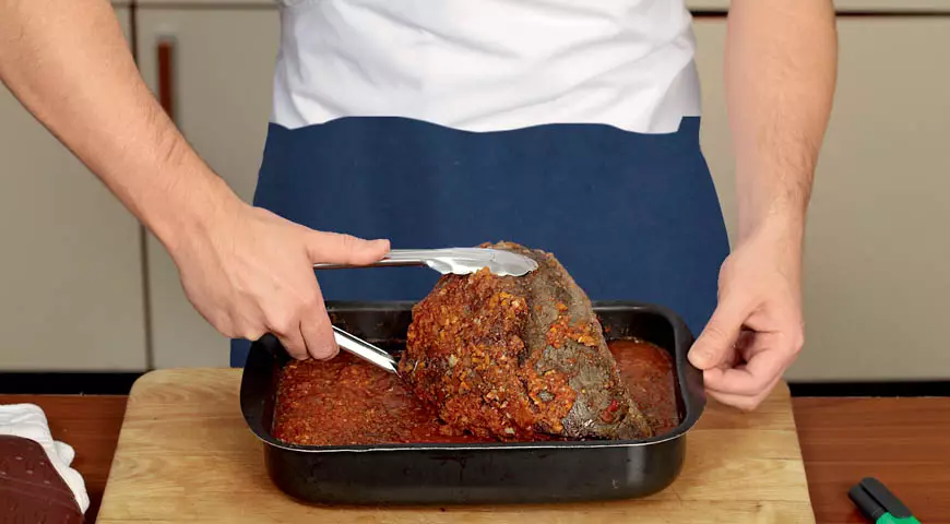 Stock Foto Cooking recipe: beef shovel in tomato sauce, step number 6