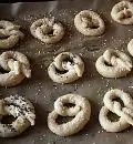 Txo cov pretzels rau hauv dej nrog dej qab zib rau 40 vib nas this, nteg tawm ntawm daim ntawv ci, nphoo nrog ntsev lossis sesame, pab txias