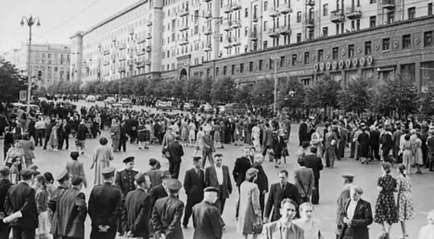 Jama'a suna tafiya a kan titi. Mayu 1945 hoto na V. Shopelnikova. Hememuchive Moscow.