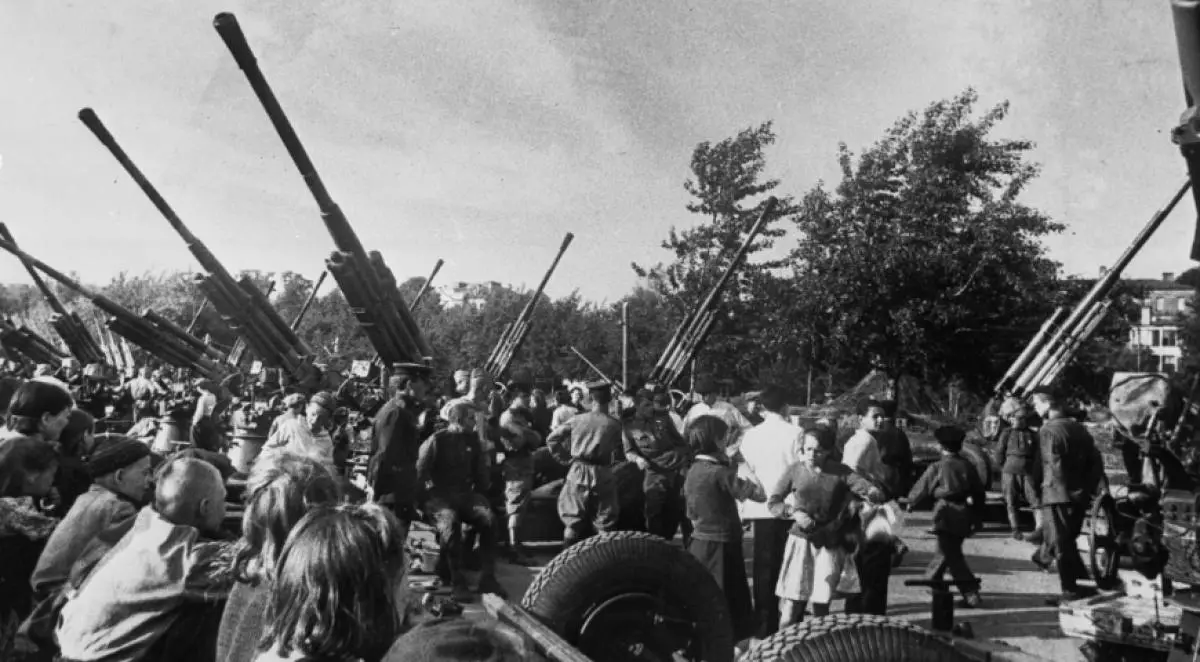 Teleskope im Park, die Eröffnung der Züge und 12.000 Rubel für den besten Massenlied. Wie Muscoviten im Sommer 1945 gingen 58243_2