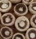 Snij skonken en in bytsje op in omslach fan 14 champignons