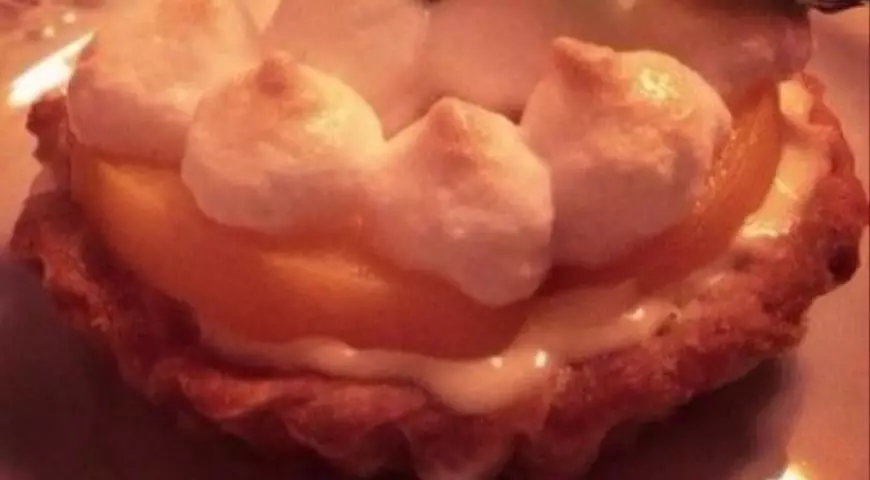 tartlets ກັບ peaches ແລະ meringue