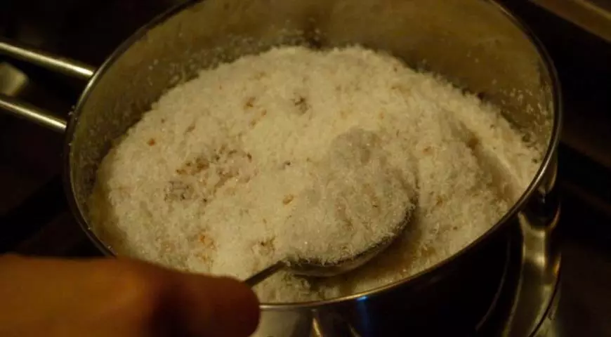 Cuini els xips de coco amb sucre per cuinar burfies