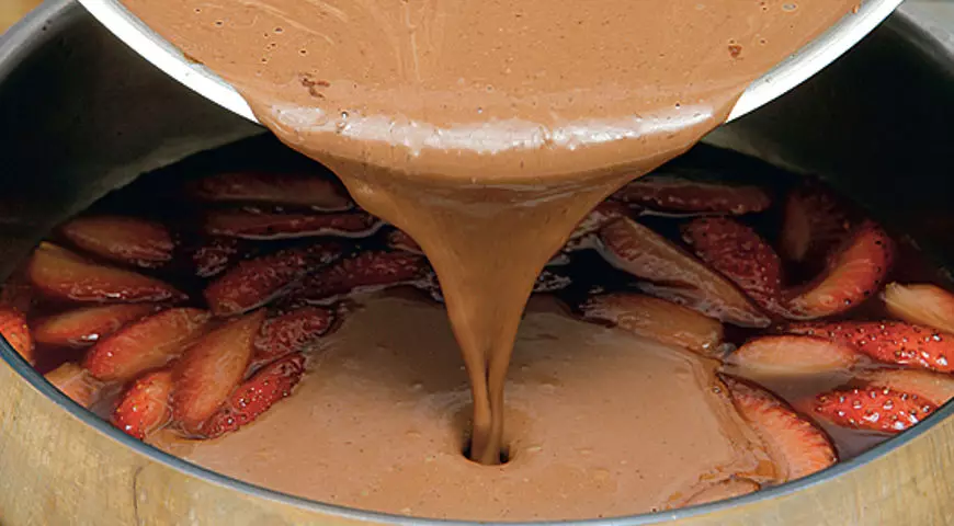 Stock Foto Kuhanje Recipe: Čokoladna omaka z jagodami in viskijem, stopinjska številka 3