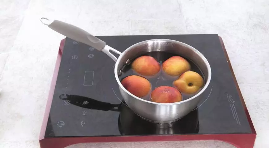 Stock Foto Cooking Recipe: Peach Sizbe với Raspberry Kouli, Bước số 2