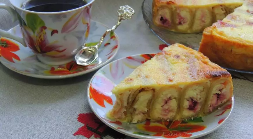 Ein Pfannkuchenkuchen mit Hüttenkäse und Kirsche ist zum Futterfertig