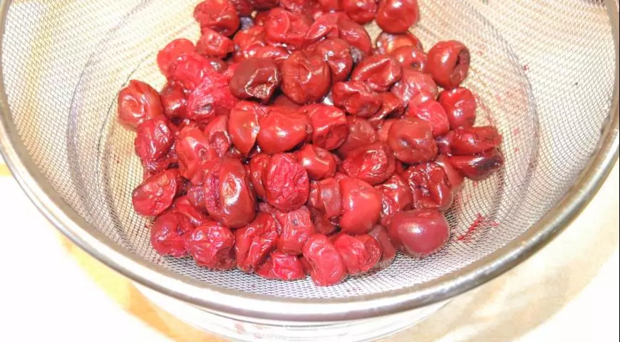 Mpempe akwụkwọ cherry maka achicha