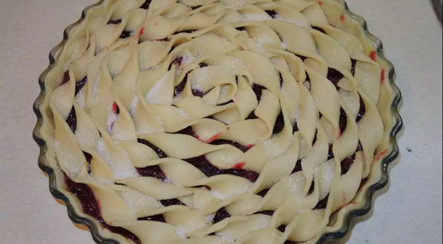 Kupamba tart tart na spirals cherry kutoka unga.