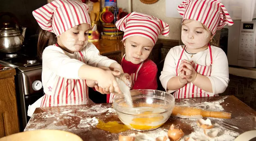 Sangat bagus jika kanak-kanak belajar memasak. Jadi pada masa akan datang, bukannya makanan segera yang menyenangkan, dia akan dapat dengan mudah dan cepat membuat hidangan yang berguna. Ia tidak begitu sukar untuk menaikkan masakan di dalam bayi. Perkara utama adalah memberi tugas mengikutnya