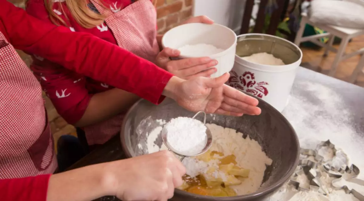 Sopas. Encontre receitas simples nos primeiros pratos na Internet e deixe a criança te encantar com uma chuva fresca. Se não do primeiro, então a segunda vez ele definitivamente terá sucesso! 58855_4