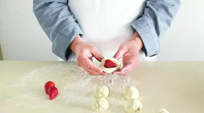 Foto da preparación da receita: boliñas con amorodos, paso número 4