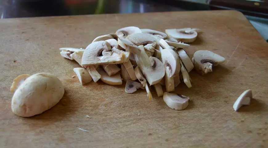 Couper les salades champignons