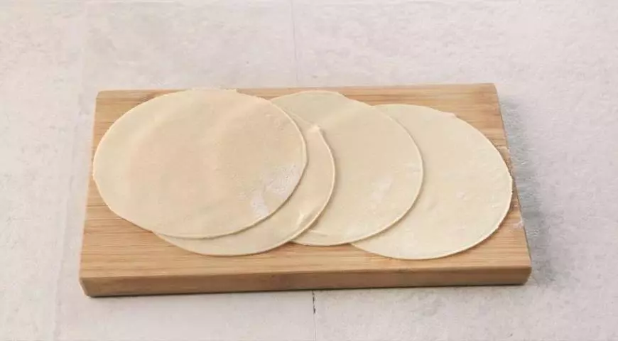 ಫೋಟೋ ಅಡುಗೆ ಪಾಕವಿಧಾನ: ಗಿೋರ್ಜಿಯನ್ ಚೀಸ್ ಮತ್ತು ಗ್ರೀನ್ಸ್ನೊಂದಿಗೆ ಹಿಂಡಿಂಗ್, ಹಂತ 3