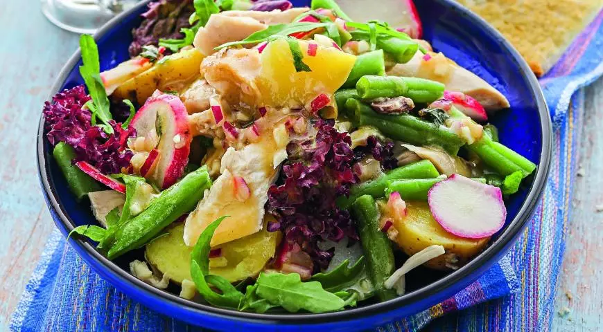 Gießen Sie die Salatzutaten mit einer gekochten Sauce. In eine Salatschüssel geben. Hühnerfleisch oben verteilen. 10 Minuten bei Raumtemperatur verlassen, dann auf dem Tisch dienen.
