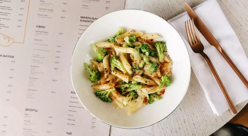 Penne Penne na mchuzi wa broccoli na raklet.