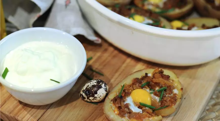 Potatis bakad med malet kött och vaktelägg