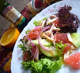 Salat mit Hühnerbrust gegrillt und Grapefruit