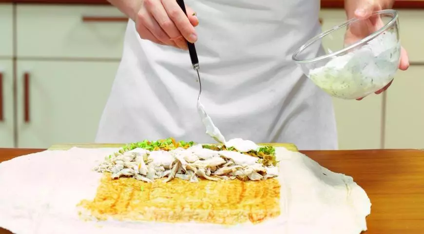 Photo Cooking Recipe: Roll Sandwich with Chicken, Step No. 6
