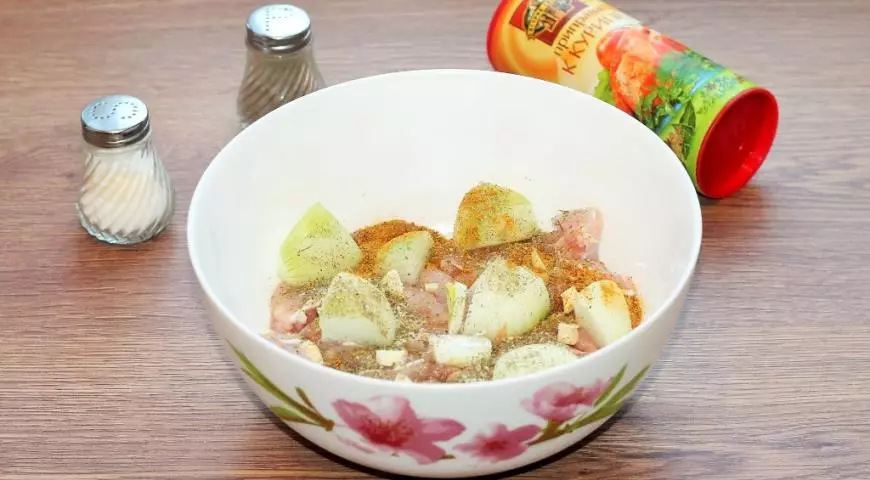 Stock Foto Cooking Recipe: Cabbage Stew na may manok at mansanas, numero ng hakbang 1