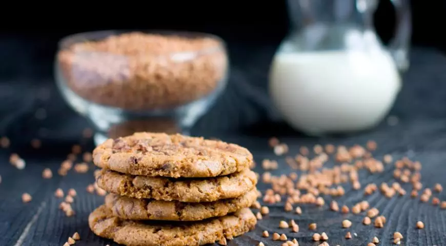 Cookies ya chokoleti kutoka kwa unga wa buckwheat na siagi beasette.