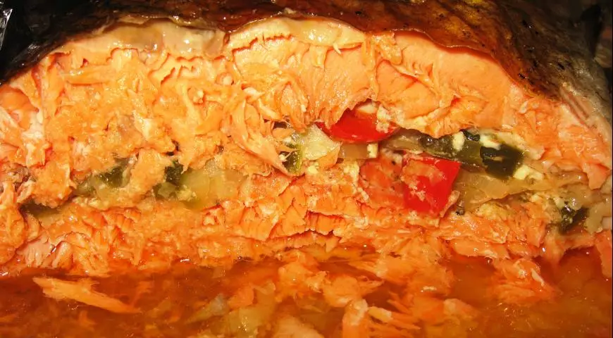 Salmon hamwe na pepper nziza yatetse rwose