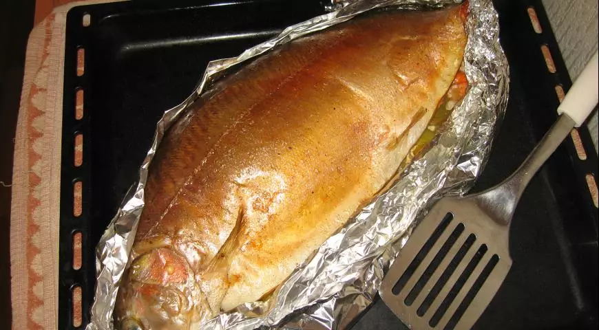Baking salmon with a filling of sweet pepper in the oven
