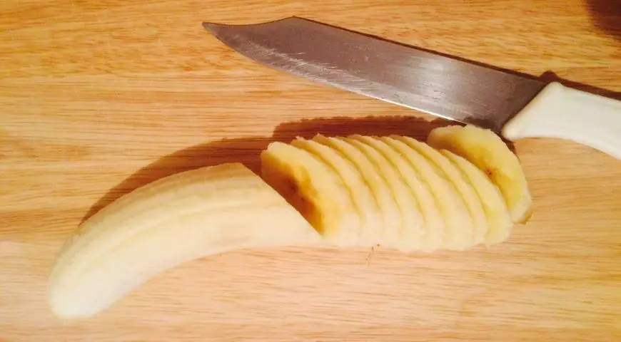 Cut the banana