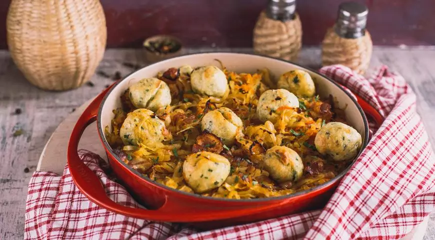 Dumplings ಜೊತೆ ಬೇಯಿಸಿದ ಸೌಯರ್ ಎಲೆಕೋಸು