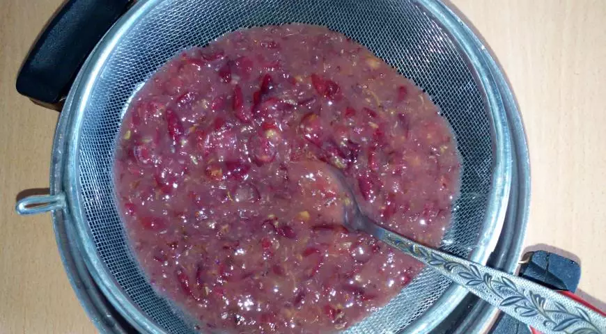 將鵝莓磨削到攪拌機中的狀態，然後擦拭篩子