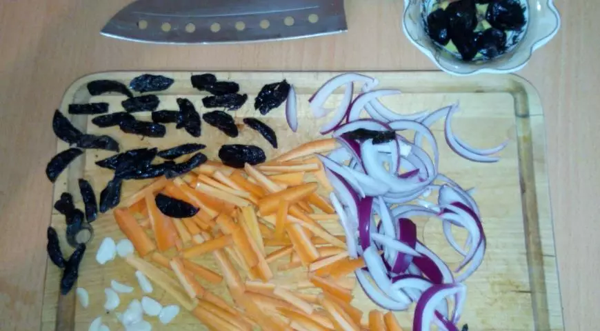 Skera lauk, hvítlauk, gulrætur og prunes