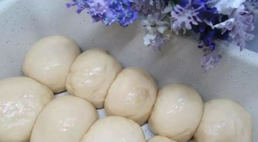 Deite as bolas de uma massa em forma de bake para que os padrões acabassem