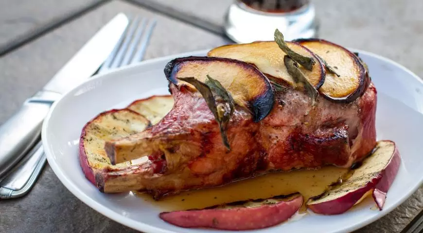 Pecho de cerdo al horno en un arrebato