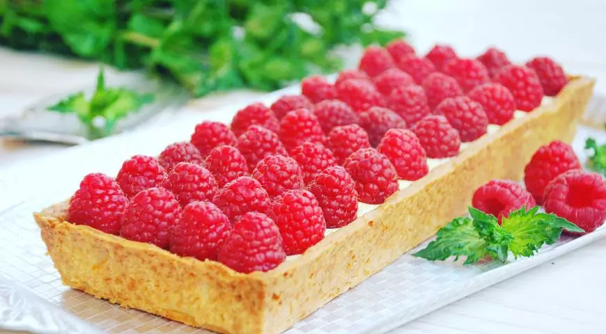 မုန့်သံတမန်နှင့်အတူ Raspberry tart