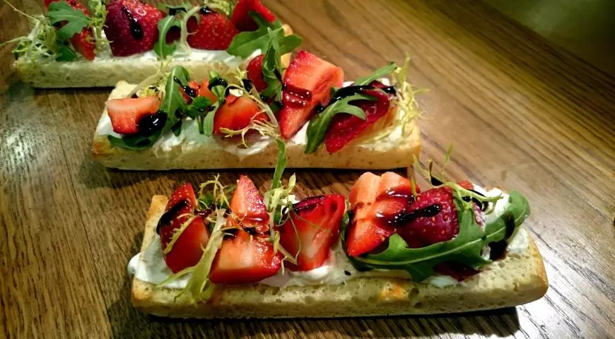 Toasts oo leh strawberries