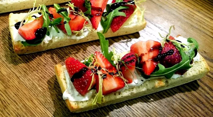 Roti bakar ngeunah sareng strawberry