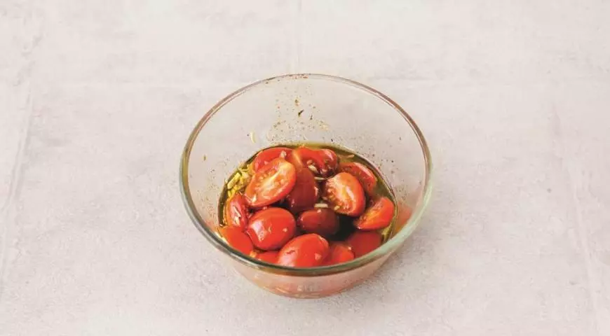 Zukèini sòs salad ak tomat ak Basil
