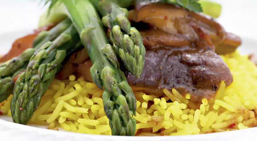 Arroz con champiñones blancos y espárragos.