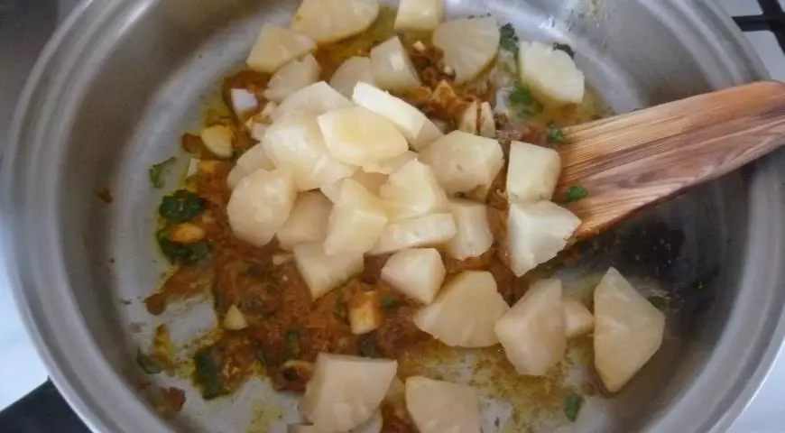 Dodajte u curry luk i ananas, skuhajte kozice