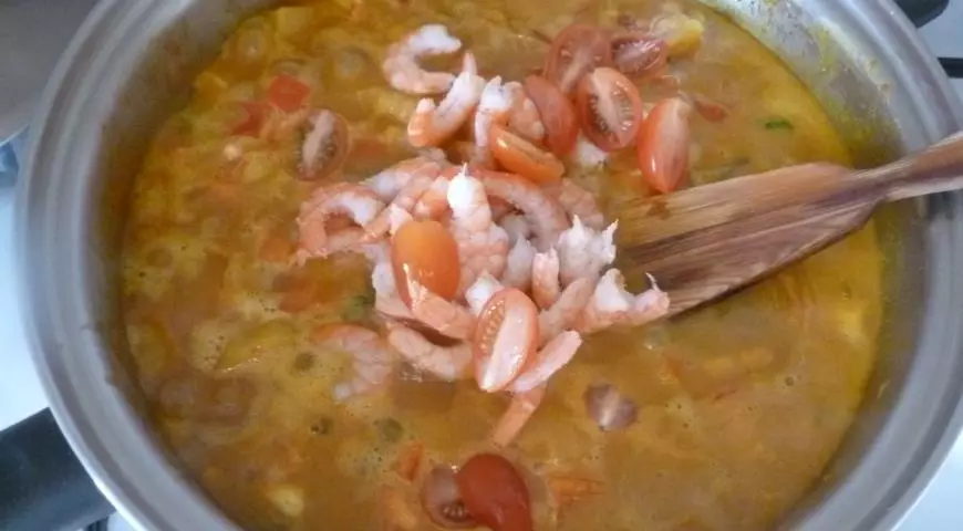 Додај во кари риба сос, зачини, домати и ракчиња