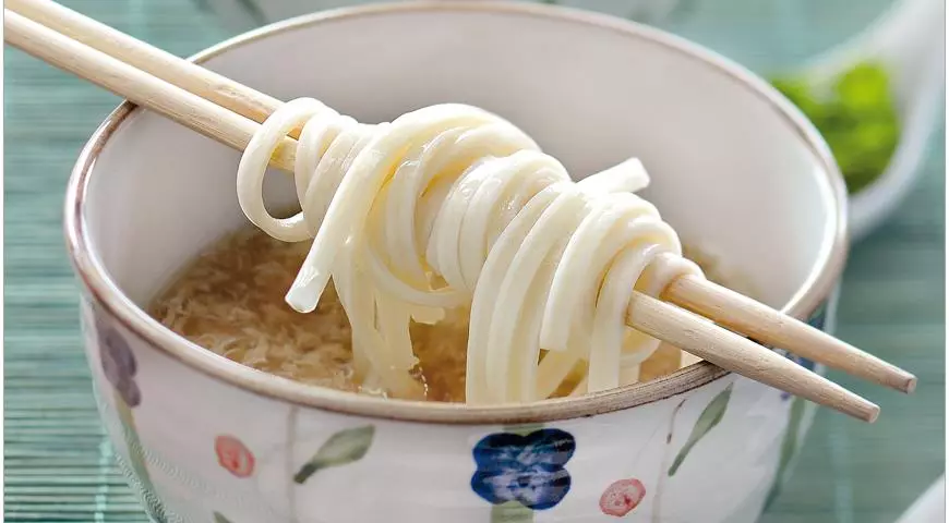 Sopa de macarrão japonês Udon