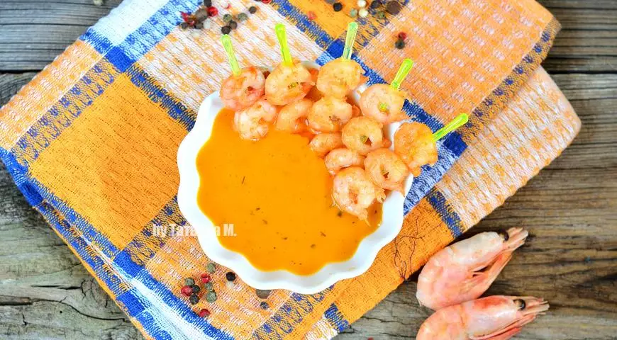 आम्ही crimps वर shrimps आणि गाजर सॉस सह फीड