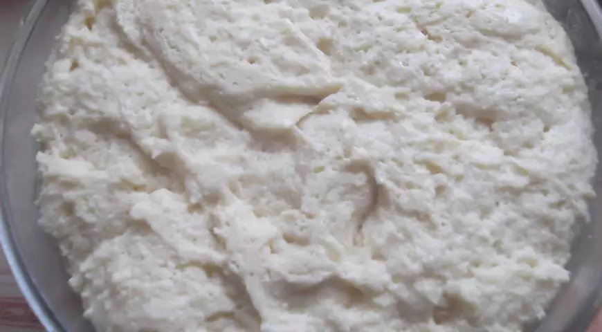 Βάλτε τη ζύμη στο σχήμα και ψήστε το Cottage Cheese Baton μέχρι την ετοιμότητα