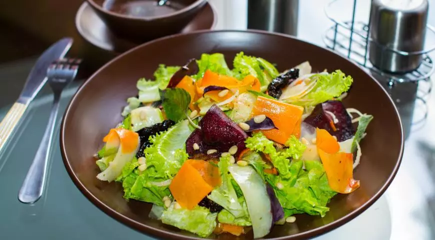 Entsalada barazki patata frijituak eta kalabaza ureztatzeko hornidura