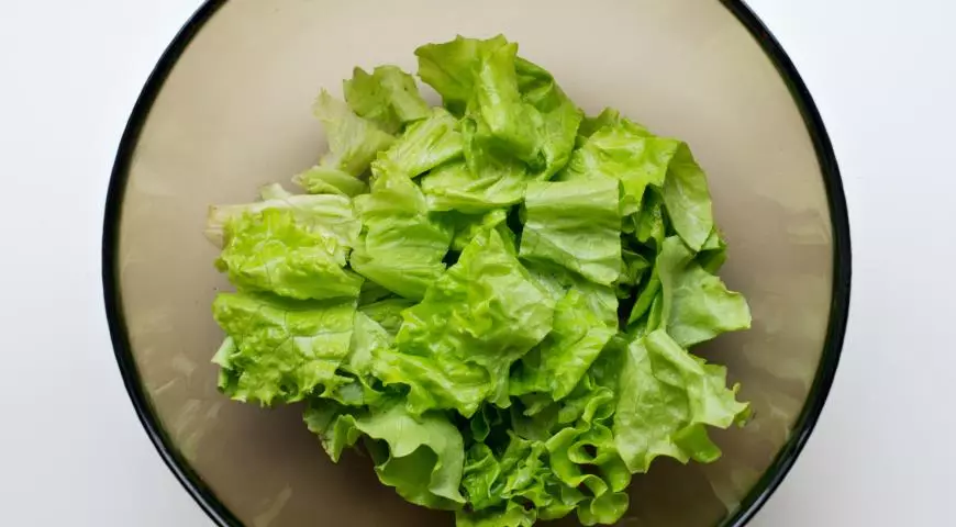 Ibutang ang mga dahon sa lettuce sa sulud