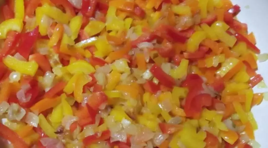 Fry nakrájené zeleniny pro Funchoz vaření s chobotou