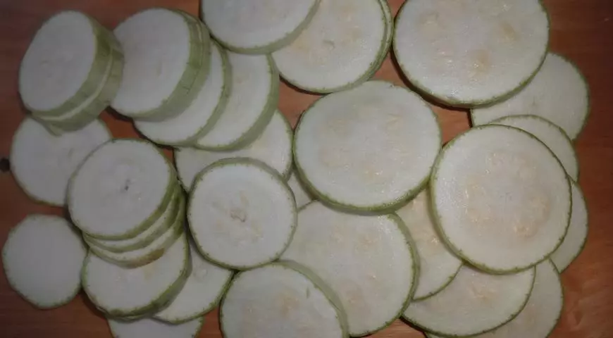 I-cut zucchini manipis na hiwa.