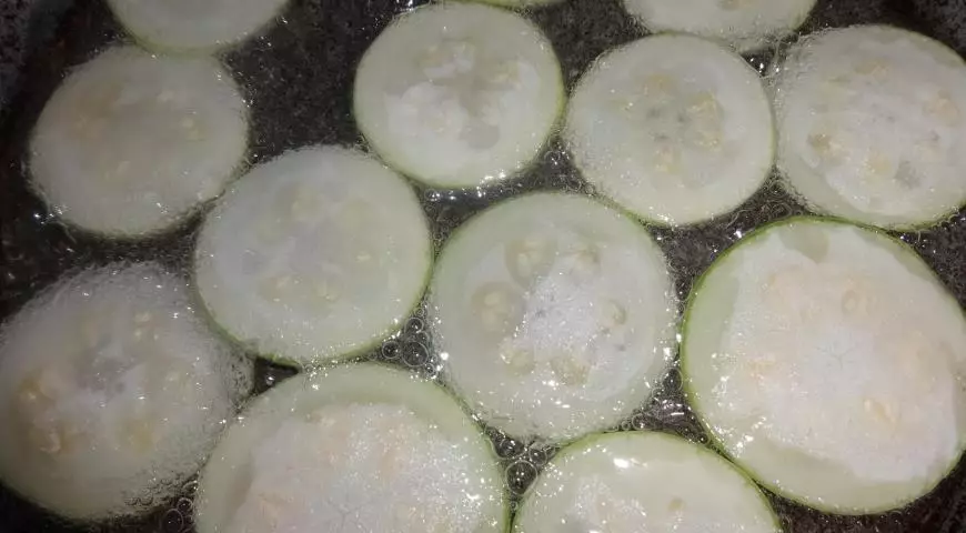 Zucchini na rastlinskem olju na Ruddy skorjo