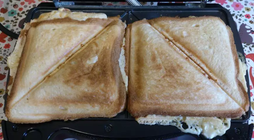 Bak toebroodjies met ham en kaas tot rooierige kleur