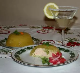 Jalea de frutas con llenado de mousse de pescado.