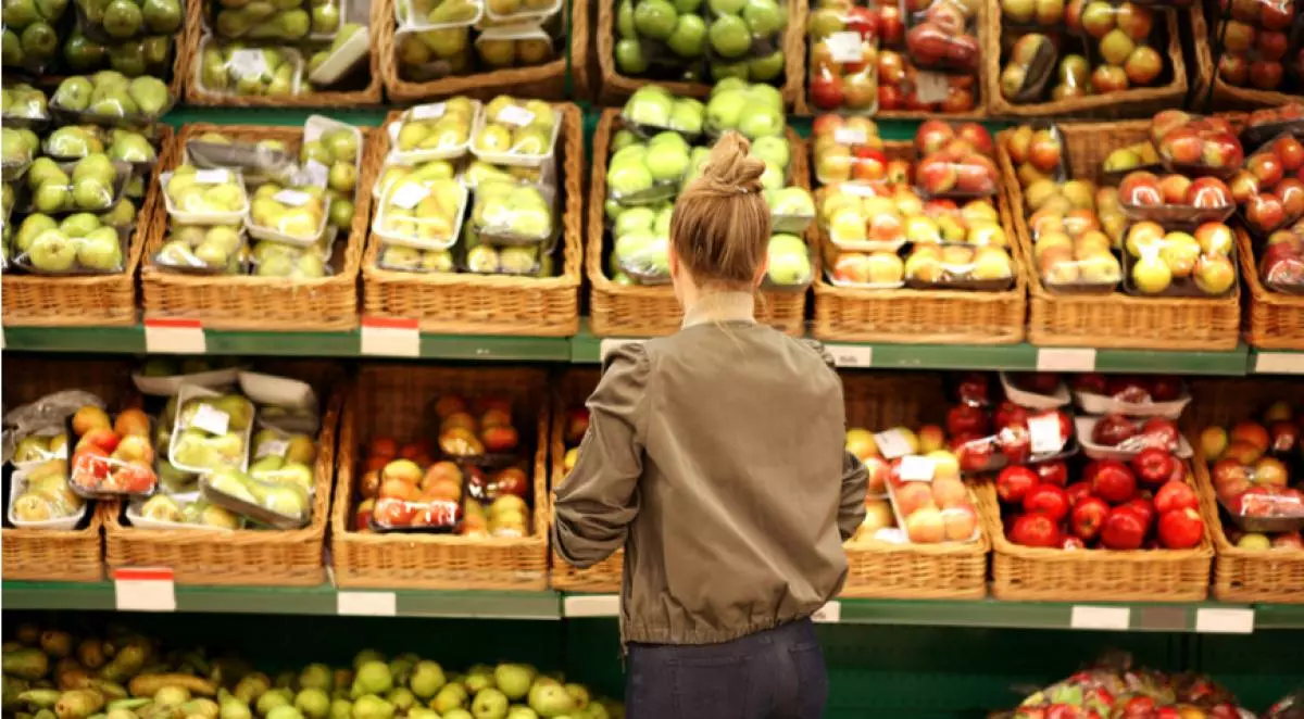 Achat de fruits dans le supermarché